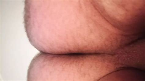 مؤخرة مفتوحة على مصراعيها أثناء الاستمناء مع منظر من الأسفل منظر من