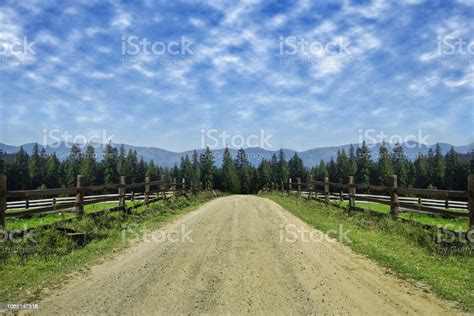 아름 다운 여름 화창한 날에 녹색 잔디 필드와 농장에서 구름과 푸른 하늘에도 여행 청결 한 목가적인 태양 프리 0명에 대한 스톡 사진 및 기타 이미지 Istock