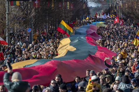 리투아니아 독립기념일 대형 국기 든 시민들