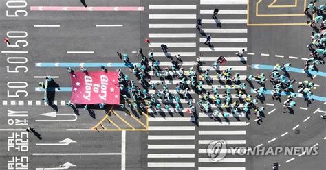 오늘은 부활절 대규모 축하 퍼레이드