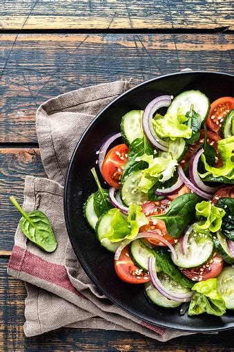 신선한 토마토 오이 시금치 양파와 접시에 상 추의 건강 한 야채 샐러드 다이어트 메뉴입니다 최고의 볼 수 있습니다 건강한 생활방식에 대한 스톡 사진 및 기타 이미지 Istock