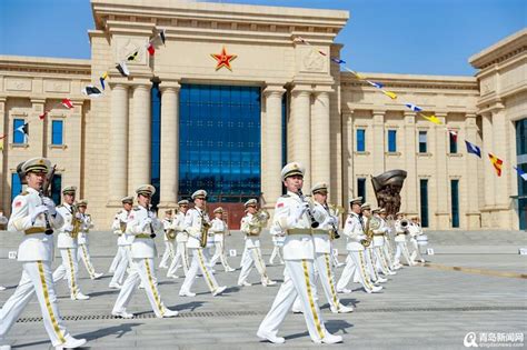 图集海军军乐队在海军博物馆进行海军军乐行进表演 青岛新闻网