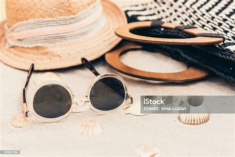 빈티지 여름 고리 버들 짚 비치 가방 태양 안경 모자 커버 업 비치웨어 모래에 포장 열 대 배경 0명에 대한 스톡 사진 및 기타 이미지 Istock