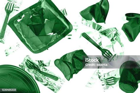 흰색 배경에 고립 된 다양한 일회용 구겨진 플라스틱 쓰레기 플라스틱과 생태를 재활용하는 개념 0명에 대한 스톡 사진 및 기타 이미지 Istock