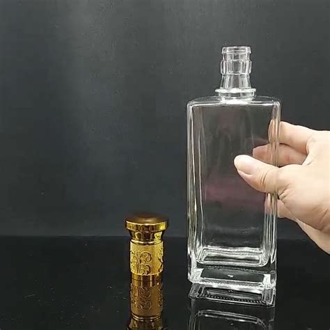 Chai Thủy Tinh Đựng Rượu 500ml Hình Hộp Nắp Nhựa Vàng ánh Kim Chai