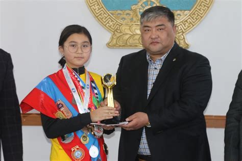 ДАРХАН Тив дэлхийн спортын уралдаан тэмцээнд амжилт үзүүлсэн сурагчдад шагнал гардууллаа