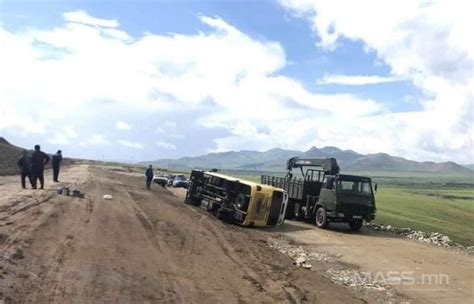 Улаанбаатараас Найманнуурын аялалд явж байсан 11 хүнтэй автобус унажээ