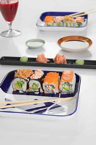 연어와 참치 아보카도 캘리포니아 마키 간장 젓가락을 곁들인 초밥과 롤 세트 0명에 대한 스톡 사진 및 기타 이미지 0명 가정의 방 간장 Istock