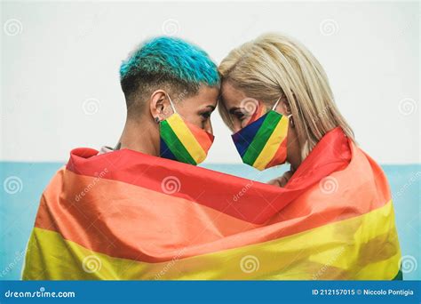 在同性恋自豪游行中，戴着彩虹旗的女同性恋女同性恋者戴着面具 库存图片 图片 包括有 性别 受影响 212157015