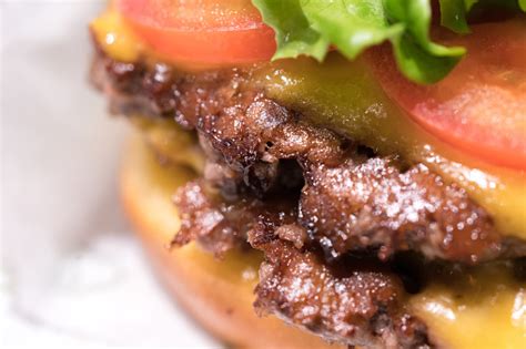 토마토 양상추와 양파 치즈 감자 튀김과 밀크 쉐이크더블 치즈 버거 감자 요리에 대한 스톡 사진 및 기타 이미지 감자 요리