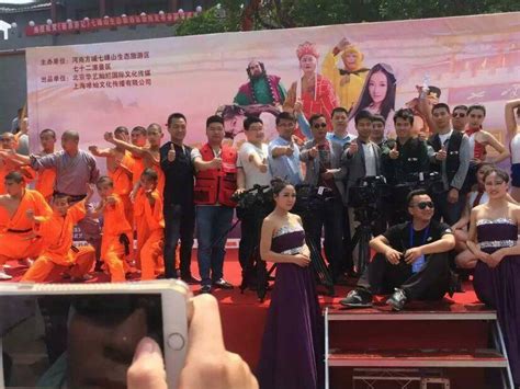 南阳方城一景区 西游记组合卖萌表演遭围观