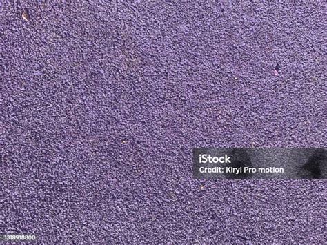 운동용 운동장의 안전한 커버의 부드러운 고무 표면의 보라색 질감으로 착한 미세 고무로 만든 운동 배경입니다 텍스처 0명에 대한 스톡 사진 및 기타 이미지 Istock