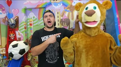 Netoland Com Luccas Neto A Gazeta