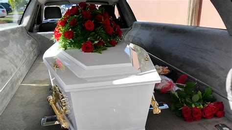 영구 차 또는 장례식 이나 묘지에서 매장 하기 전에 예배당에 다채로운 상자 0명에 대한 스톡 사진 및 기타 이미지 0명 관