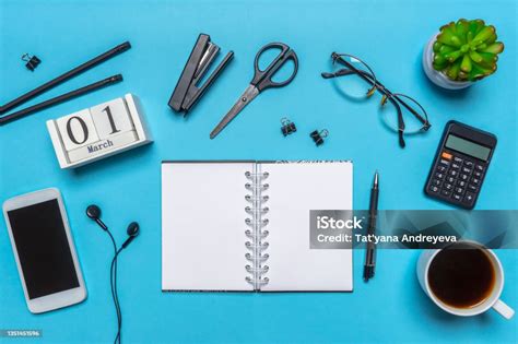 커피 컵 스마트 폰 계산기 문구 및 공장사무실 작업장 3월 01일 흰색 빈 빈 메모장 페이지입니다 테이블 데스크 상단 보기 플랫 레이 복사 공간 0명에 대한 스톡 사진 및