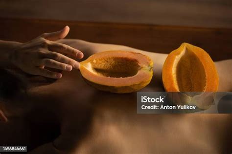 두 파파야 과일의 절반은 여자에게 등을 돌립니다 향기로운 열대 과일 펄프 달콤한 신선한 파포 원시 채식 음식 파포 포포 산맥 Vasconcellea 사춘기 남아메리카 인도