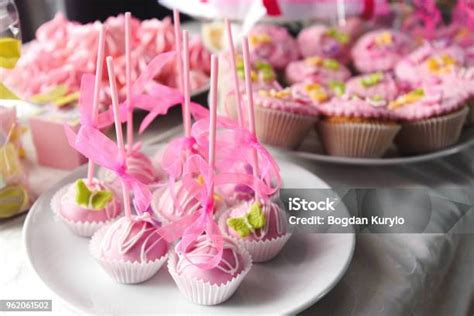 호화 스러운 맛 있는 핑크 컵 케이크와 축 하 캔디 바는 레스토랑에서 파티 0명에 대한 스톡 사진 및 기타 이미지 0명 고급 요리 공휴일 Istock