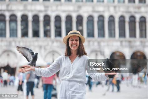 베니스 시티 광장에서 비둘기와 재미를 가지고 밀짚 모자와 흰색 옷을 입은 여자 25 29세에 대한 스톡 사진 및 기타 이미지 25 29세 감정 건물 외관 Istock