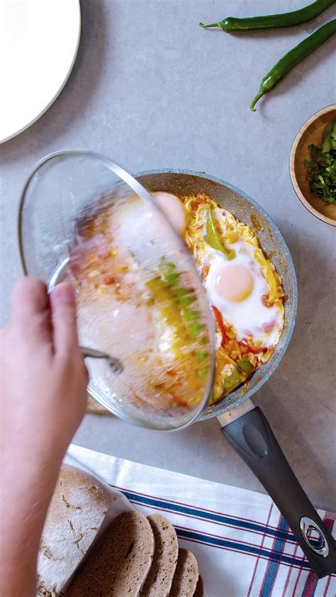 Шакшуката е известна като традиционна закуска от Близкия Изток 🍳 Подходяща е обаче и за основно