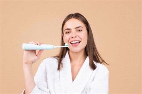 牙结石能自己抠掉吗？医生教你几招，轻松去除牙缝里的脏东西