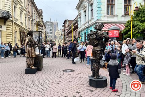 На “стометрівці” живі скульптури збирають кошти на ЗСУ Інформатор Івано Франківськ
