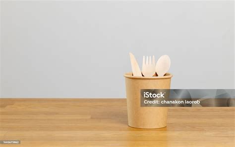 환경 친화적 인 식품 포장 종이 재활용 제로 폐기물 천연 제품 자연과 재활용 개념의 음식 일회용 케이터링을위한 종이 상자 배경에 플라스틱 무료 세트 가방에 대한 스톡 사진