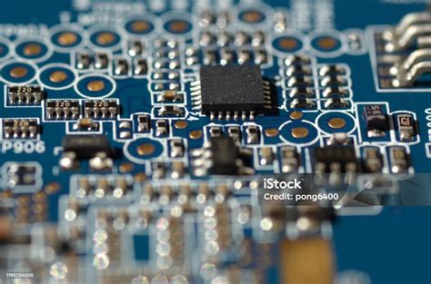 컴퓨터 기판 하드웨어 마더 보드 마이크로 일렉트로닉스 서버 Cpu 칩 반도체 회로 코어 레드 기술 배경 또는 프로세서 개념 전자