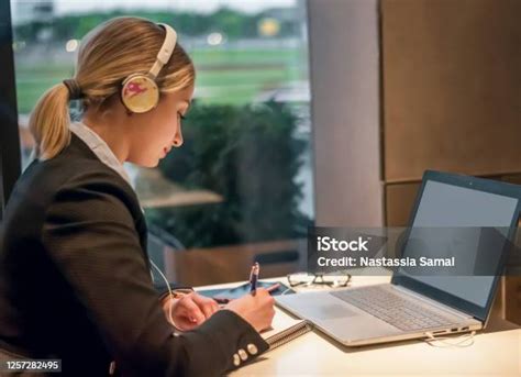 노트북에 메모를 하는 헤드폰과 노트북으로 온라인으로 작업하는 비즈니스 우먼 또는 학생의 초상화 노트북에 대한 스톡 사진 및 기타 이미지 Istock