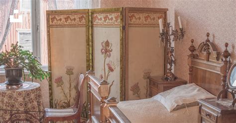 갈색 나무 문 옆에 갈색 나무 안락 의자 사진 Unsplash의 무료 핀란드 이미지