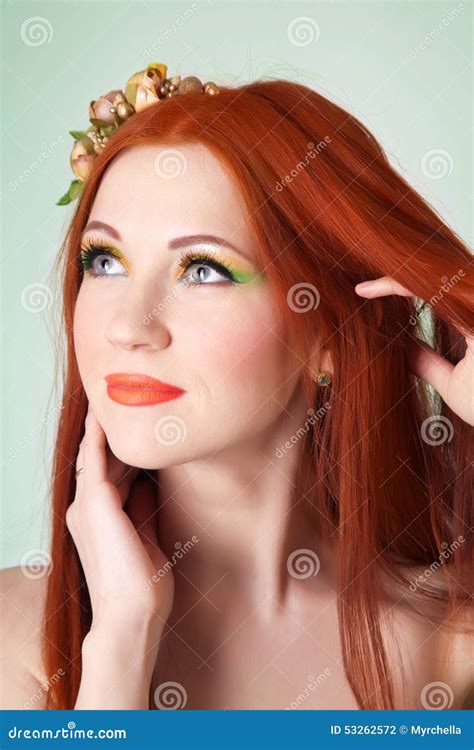 Ritratto Del Primo Piano Di Bella Ragazza Dai Capelli Rossi Con I Fiori In Capelli Fotografia