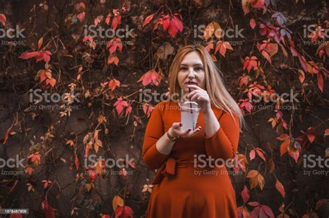 일회용 컵에서 주스를 마시는 사랑스러운 플러스 사이즈 여자 가을에 대한 스톡 사진 및 기타 이미지 가을 가을 단풍 계절 Istock
