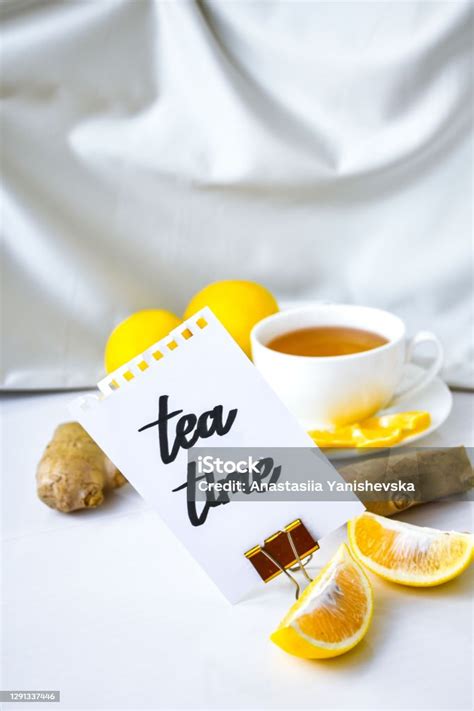 레몬 생강 카모마일 차 차 시간 일반적인 감기의 치료를위한 제품 중 종이 조각에 작성 비타민 천연 음료 감귤류 과일에 대한 스톡