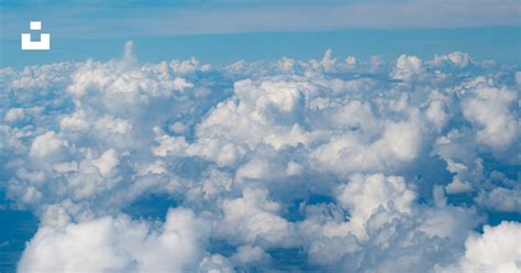 하늘의 구름 위로 높이 날아가는 비행기 사진 Unsplash의 무료 파랑 이미지