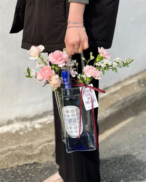 꽃모닝~💕 이번 어버이날은 특별한 선물 어떠신가요 스페인 데일리와인 판매1위인 아즐로 세미스위트 화이트와인과 함께 분위기있는 선물하세요~☺️ 🌺 와인칠링백