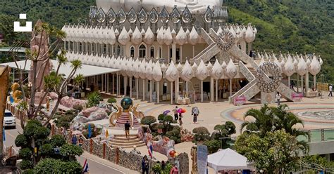 무성한 녹색 언덕 위에 앉아있는 큰 흰색 불상 사진 Unsplash의 무료 태국 이미지