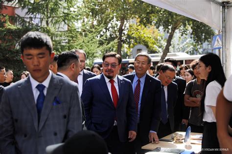 Г Занданшатар Мэдлэгийн эдийн засгийг хөгжүүлэх үндсэн хөшүүрэг нь их сургууль юм Nio Mn