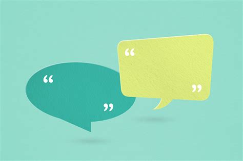 커뮤니케이션 및 소셜 미디어에 대한 개념적 이미지 고객 피드백 거친 종이 질감에 따옴표 기호가 있는 빈 서신 밝고 짙은 녹색 그런지 종이 말풍선 거친에 대한 스톡 사진 및