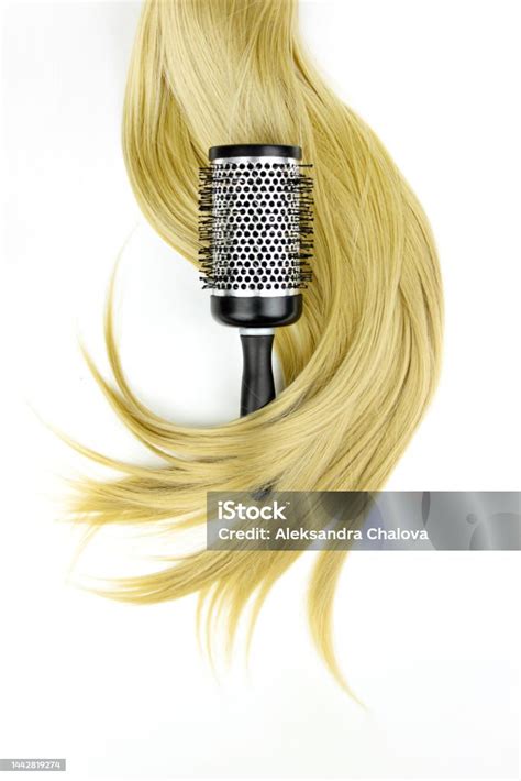 헤어 도구 미용 및 미용 개념 흰색 바탕에 금발 머리 가닥으로 머리카락을 스타일링하기 위한 둥근 브러시 라운드 브러싱 빗 긴 금발 머리 근접 촬영 0명에 대한 스톡 사진 및