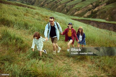 사랑스럽고 돌보는 가족 남자와 여자는 아이들과 함께 하이킹을 갑니다 산책로 언덕 들판을 걷다 아름다운 여름 자연 풍경 10 11세에 대한 스톡 사진 및 기타 이미지 Istock