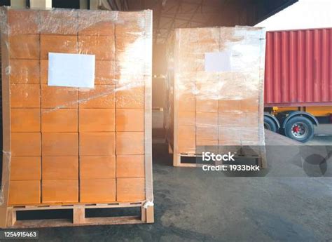 컨테이너 선적 트럭에 적재를 기다리는 대형 발송물 팔레트 상품 트럭에 의한 도로 화물화물 선적 물류 및 운송 0명에 대한 스톡