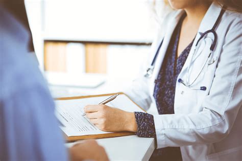 여성 의사와 남성 환자는 진료소에 앉아있는 동안 현재 건강 검진을 논의 클로즈업 의학 개념 건강 진단에 대한 스톡 사진 및 기타 이미지 Istock