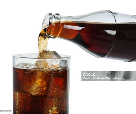 흰색 배경에 얼음 조각이 있는 유리에 병에서 콜라를 붓는 것 근접 촬영 상쾌한 소다수 따르기에 대한 스톡 사진 및 기타 이미지 따르기 콜라 병 Istock