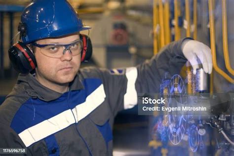 장비의 제어 및 품질을 위한 개념의 새로운 기술 계측 수리엔지니어가 진단을 생성합니다 산업에 대한 스톡 사진 및 기타 이미지 산업 수리 개체 그룹 Istock