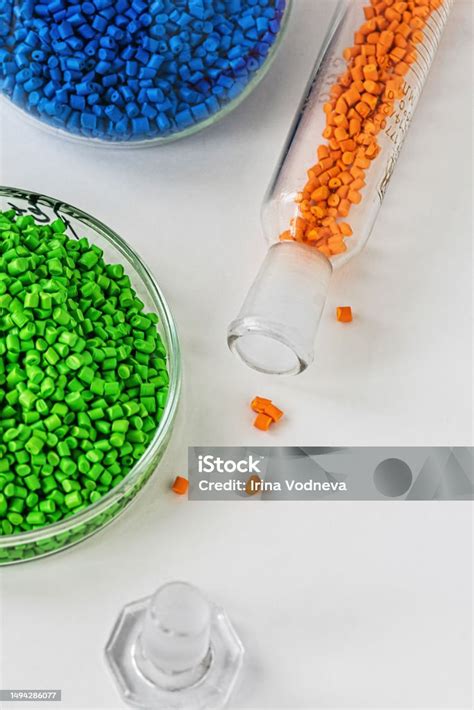 플라스틱 공장 실험실 플라스틱 용 과립에 착색 된 염료가 들어있는 유리 플라스크 폴리머 산업 화합물에 대한 스톡 사진 및 기타 이미지 Istock