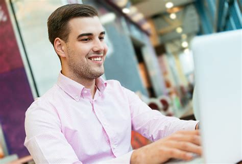 젊은 캐주얼 코카서스인 타이핑하는 남자 새로운 노트북 및 미소 20 24세에 대한 스톡 사진 및 기타 이미지 20 24세 25 29세 갈색 머리 Istock