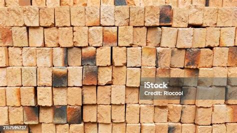 건축 및 건설 프로젝트의 건축 자재를 보여주는 건설 현장 배경에 자연스러운 질감과 다양한 색상으로 깔끔하게 배열 된 붉은 점토 벽돌 더미 0명에 대한 스톡 사진 및 기타