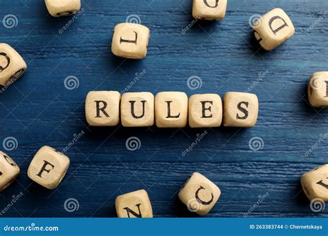 Reglas De Palabras Hechas De Cubos Con Letras Sobre Mesa De Madera Azul Tendido Plano Foto De