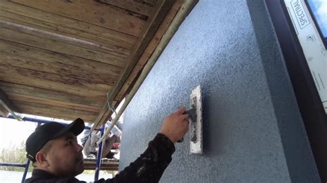 Нанесение камешковой декоративной штукатурки чёрного цвета Ceresit Ct60 Ral7024 на фасад дома