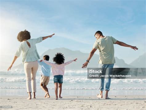 부모와 자녀와 함께 브라질에서 휴가 휴가 또는 여름에 자유롭게 해변에서 놀고 비행기와 가족 엄마 아빠 아이들은 재미 유대감 행복을 위해 비행기로 게임을 합니다 25 29세에
