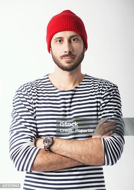 세일러 스트라이프 셔츠와 울 모자를 가진 수염이 있는 남자 남자에 대한 스톡 사진 및 기타 이미지 남자 빨강 양모 Istock